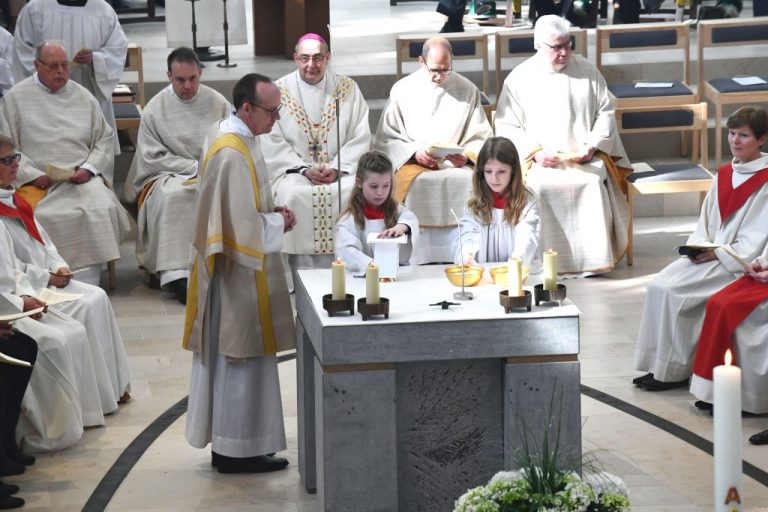 Altarweihe 10 (Gabenbereitung) | Kath. Pfarrei Heiliger Martin Schloß Neuhaus